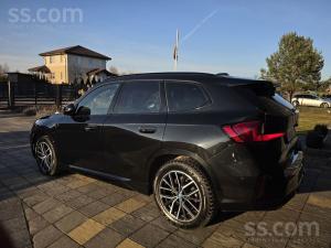 Black BMW X1 2023 in Riga, with an engine capacity of 1.50 L and mileage of 20 thousand km for 36500 €, photo 4 on AUTOMOTO.COM.LV