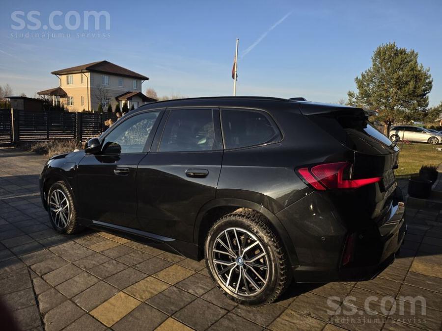Black BMW X1 2023 in Riga, with an engine capacity of 1.50 L and mileage of 20 thousand km for 36500 €, photo 4 on AUTOMOTO.COM.LV