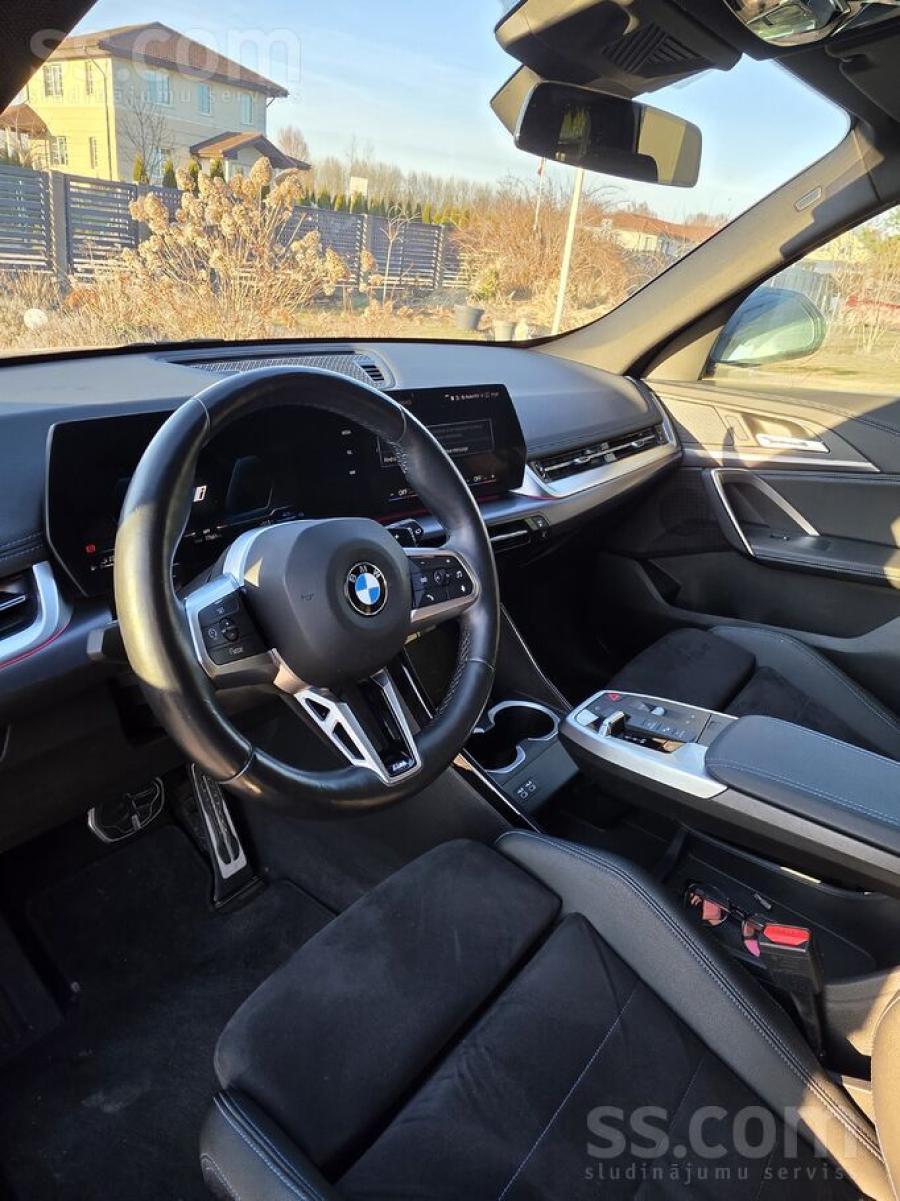 Black BMW X1 2023 in Riga, with an engine capacity of 1.50 L and mileage of 20 thousand km for 36500 €, photo 7 on AUTOMOTO.COM.LV