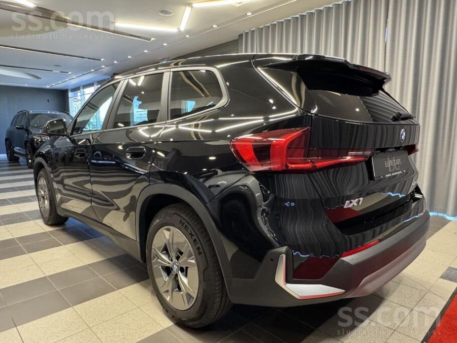 Black BMW X1 2023 in Riga, with an engine capacity of 2.00 L and mileage of 48 thousand km for 36190 €, photo 3 on AUTOMOTO.COM.LV