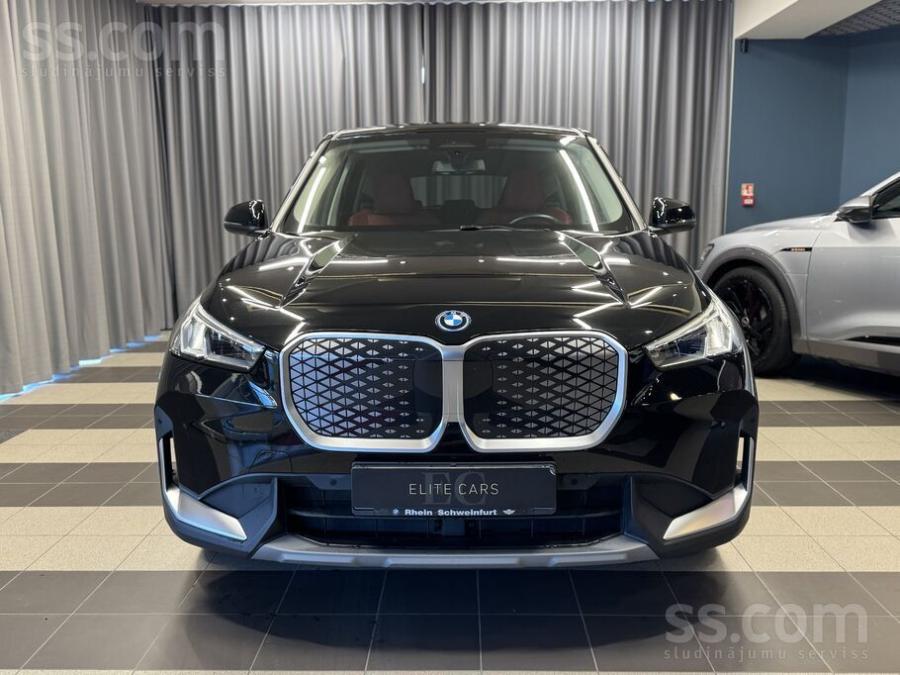 Black BMW X1 2023 in Riga, with an engine capacity of 2.00 L and mileage of 48 thousand km for 36190 €, photo 4 on AUTOMOTO.COM.LV