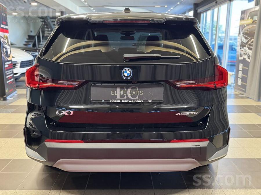 Black BMW X1 2023 in Riga, with an engine capacity of 2.00 L and mileage of 48 thousand km for 36190 €, photo 5 on AUTOMOTO.COM.LV
