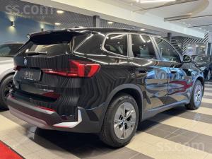 Black BMW X1 2023 in Riga, with an engine capacity of 2.00 L and mileage of 48 thousand km for 36190 €, photo 7 on AUTOMOTO.COM.LV