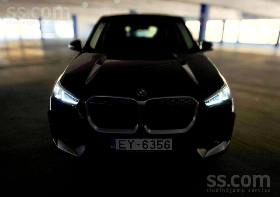 Black BMW X1 2023 in Jurmala, with an engine capacity of 2.00 L and mileage of 48 thousand km for 35000 €, photo 5 on AUTOMOTO.COM.LV