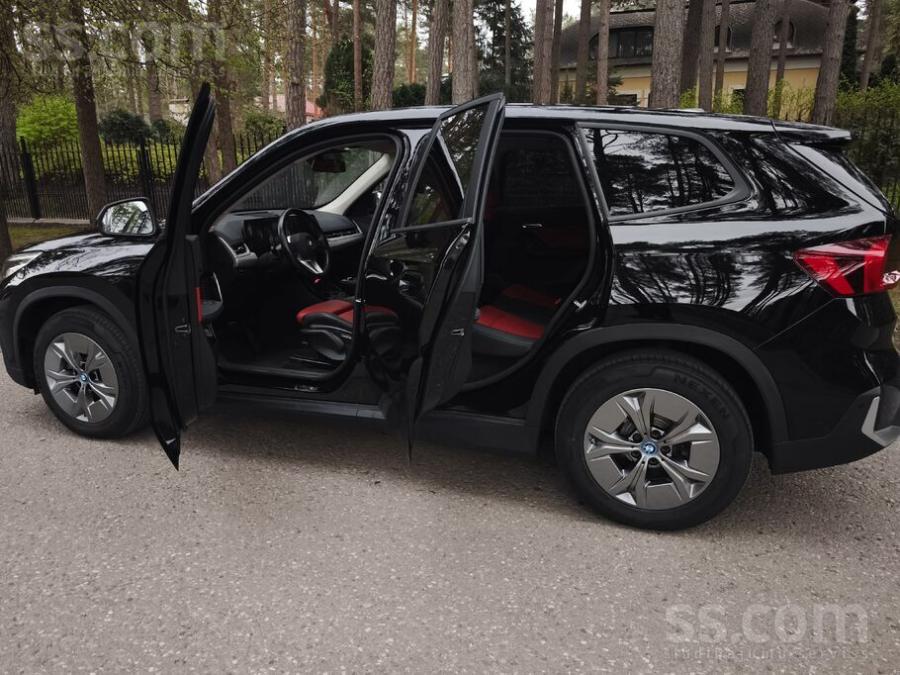 Black BMW X1 2023 in Jurmala, with an engine capacity of 2.00 L and mileage of 48 thousand km for 35000 €, photo 7 on AUTOMOTO.COM.LV