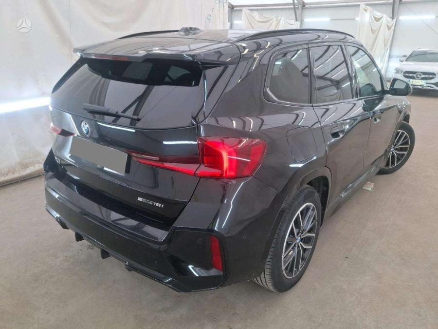 Black BMW X1 2023 in Vilnius, with an engine capacity of 1.50 L and mileage of 143 thousand km for 28315 €, photo 3 on AUTOMOTO.COM.LV