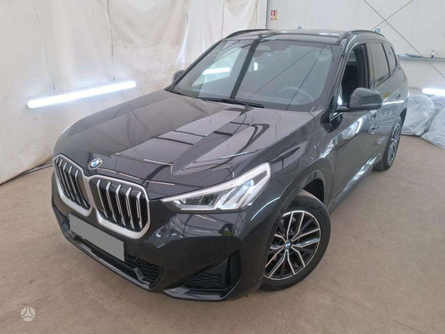 Black BMW X1 2023 in Vilnius, with an engine capacity of 1.50 L and mileage of 143 thousand km for 28315 €, photo 4 on AUTOMOTO.COM.LV