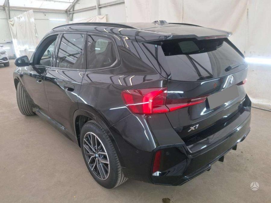 Black BMW X1 2023 in Vilnius, with an engine capacity of 1.50 L and mileage of 143 thousand km for 28315 €, photo 5 on AUTOMOTO.COM.LV