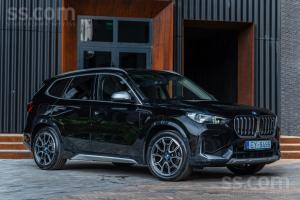 Black BMW X1 2023 in Riga, with an engine capacity of 0.00 L and mileage of 48 thousand km for 38900 €, photo 3 on AUTOMOTO.COM.LV