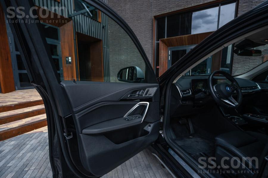 Black BMW X1 2023 in Riga, with an engine capacity of 0.00 L and mileage of 48 thousand km for 38900 €, photo 16 on AUTOMOTO.COM.LV