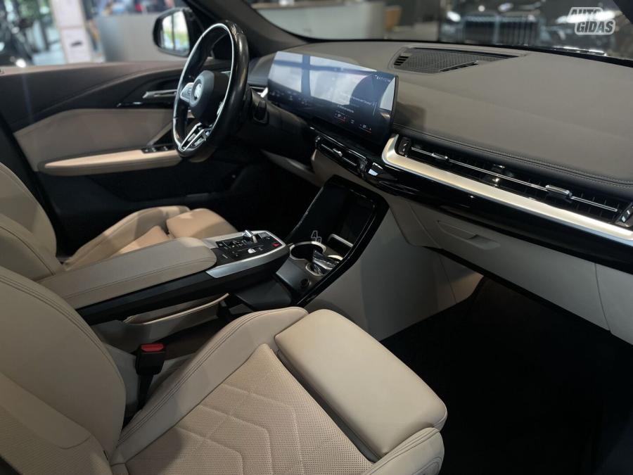 Black BMW X1 2023 in Klaipeda, with an engine capacity of 2.00 L and mileage of 124 thousand km for 32991 €, photo 13 on AUTOMOTO.COM.LV