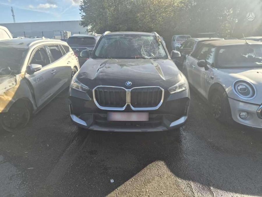 Black BMW X1 2024 in Klaipeda, with an engine capacity of 1.50 L and mileage of 36 thousand km for 21500 €, photo 2 on AUTOMOTO.COM.LV