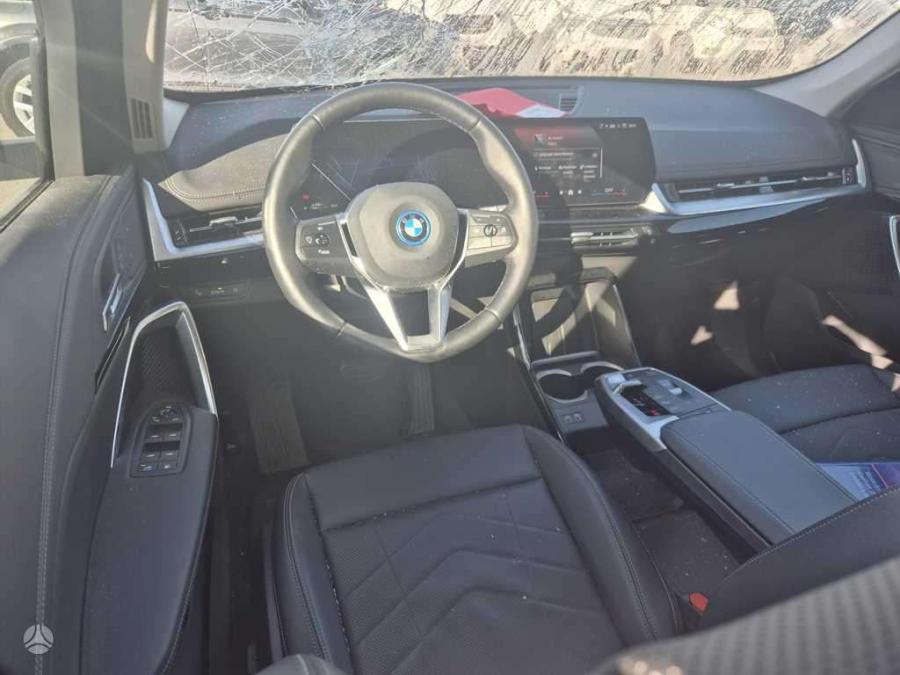 Black BMW X1 2024 in Klaipeda, with an engine capacity of 1.50 L and mileage of 36 thousand km for 21500 €, photo 12 on AUTOMOTO.COM.LV