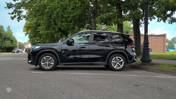 Black BMW X1 2024 in Klaipeda, with an engine capacity of 1.50 L and mileage of 37 thousand km for 35500 €, photo 3 on AUTOMOTO.COM.LV