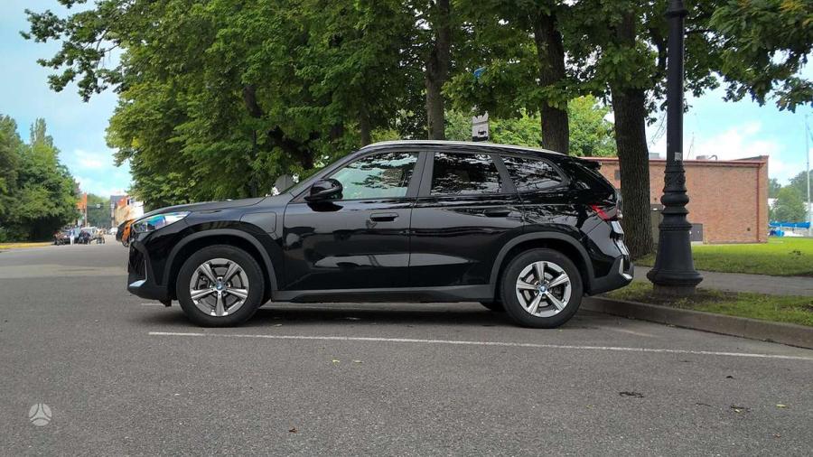 Black BMW X1 2024 in Klaipeda, with an engine capacity of 1.50 L and mileage of 37 thousand km for 35500 €, photo 4 on AUTOMOTO.COM.LV