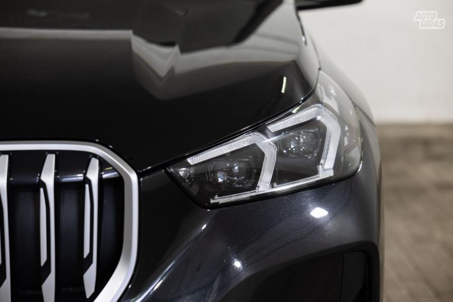 Black BMW X1 2025 in Vilnius, with an engine capacity of 1.50 L and mileage of 43 thousand km for 36491 €, photo 4 on AUTOMOTO.COM.LV