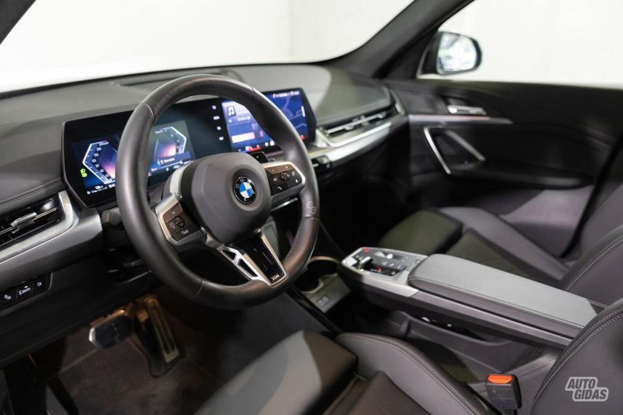 Black BMW X1 2025 in Vilnius, with an engine capacity of 1.50 L and mileage of 43 thousand km for 36491 €, photo 12 on AUTOMOTO.COM.LV