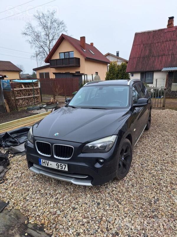 Black BMW X1 2009 in Riga, with an engine capacity of 2.00 L and mileage of 340 thousand km for 6400 €, photo 1 on AUTOMOTO.COM.LV