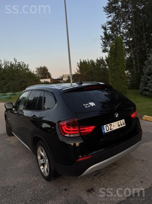 Black BMW X1 2010 in Riga, with an engine capacity of 2.00 L and mileage of 244 thousand km for 6800 €, photo 2 on AUTOMOTO.COM.LV