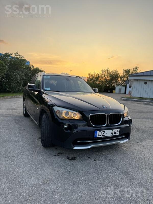 Black BMW X1 2010 in Riga, with an engine capacity of 2.00 L and mileage of 244 thousand km for 6800 €, photo 3 on AUTOMOTO.COM.LV