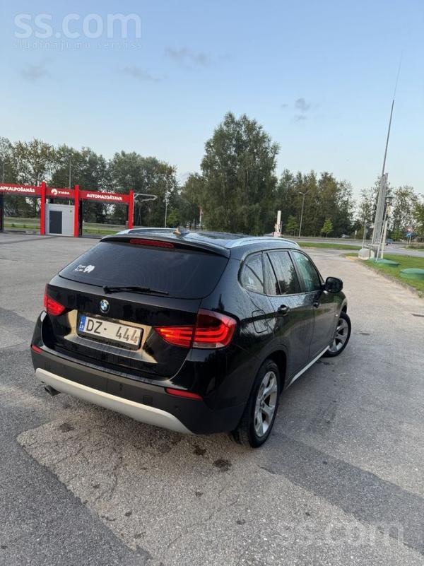Black BMW X1 2010 in Riga, with an engine capacity of 2.00 L and mileage of 244 thousand km for 6800 €, photo 5 on AUTOMOTO.COM.LV