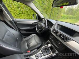 Black BMW X1 2010 in Jelgava, with an engine capacity of 2.00 L and mileage of 252 thousand km for 6550 €, photo 4 on AUTOMOTO.COM.LV