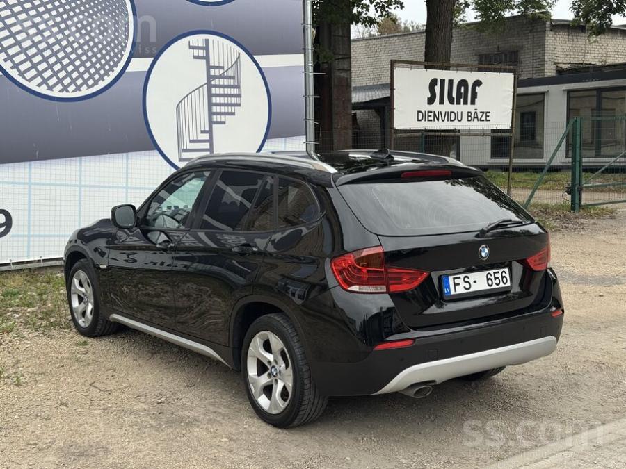 Black BMW X1 2010 in Riga, with an engine capacity of 2.00 L and mileage of 257 thousand km for 7100 €, photo 5 on AUTOMOTO.COM.LV