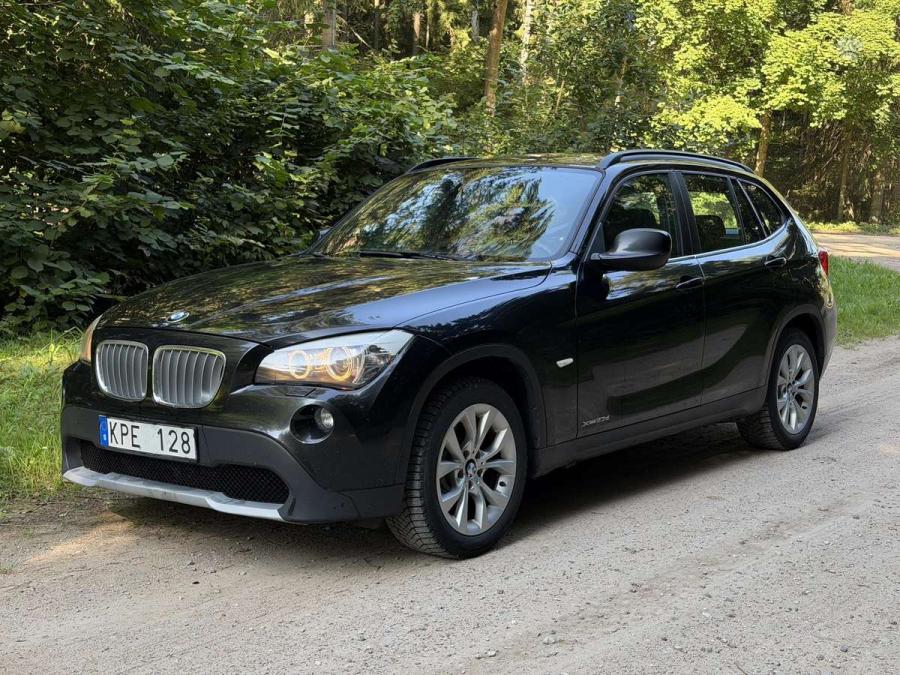 Black BMW X1 2010 in Prienai, with an engine capacity of 0.00 L and mileage of 348 thousand km for 5200 €, photo 1 on AUTOMOTO.COM.LV