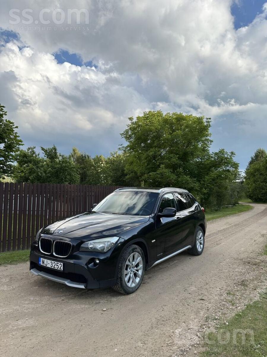 Black BMW X1 2011 in Cesis, with an engine capacity of 2.00 L and mileage of 381 thousand km for 8700 €, photo 1 on AUTOMOTO.COM.LV