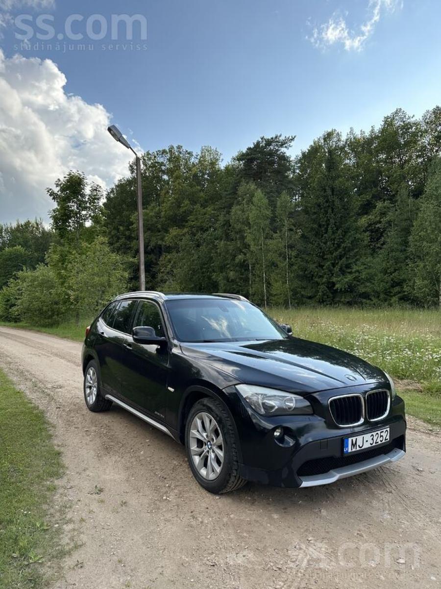Black BMW X1 2011 in Cesis, with an engine capacity of 2.00 L and mileage of 381 thousand km for 8700 €, photo 2 on AUTOMOTO.COM.LV