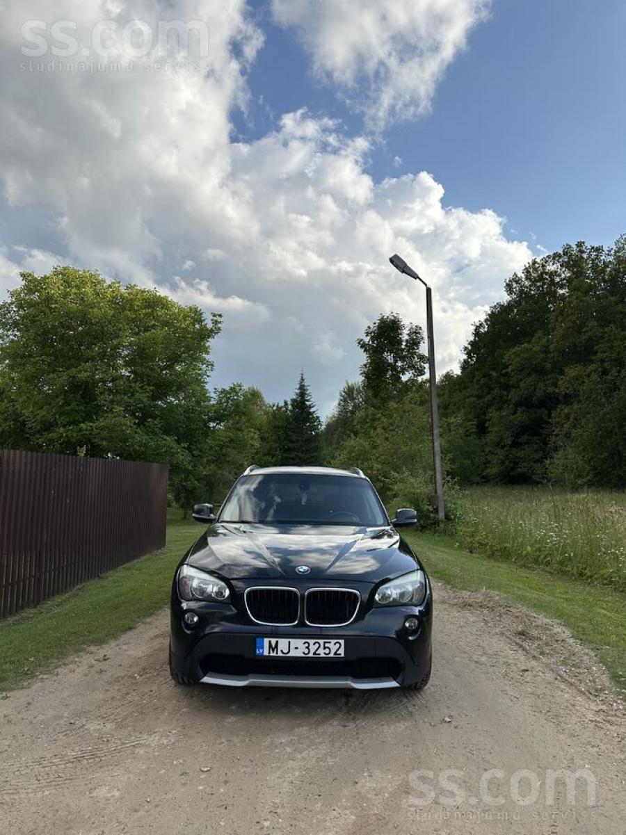 Black BMW X1 2011 in Cesis, with an engine capacity of 2.00 L and mileage of 381 thousand km for 8700 €, photo 3 on AUTOMOTO.COM.LV