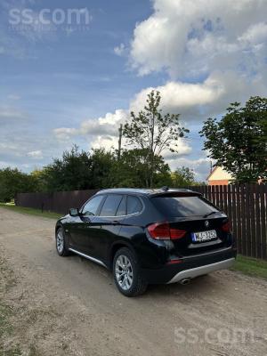 Black BMW X1 2011 in Cesis, with an engine capacity of 2.00 L and mileage of 381 thousand km for 8700 €, photo 4 on AUTOMOTO.COM.LV
