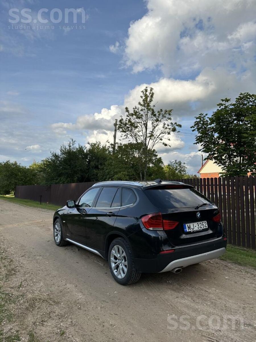 Black BMW X1 2011 in Cesis, with an engine capacity of 2.00 L and mileage of 381 thousand km for 8700 €, photo 4 on AUTOMOTO.COM.LV