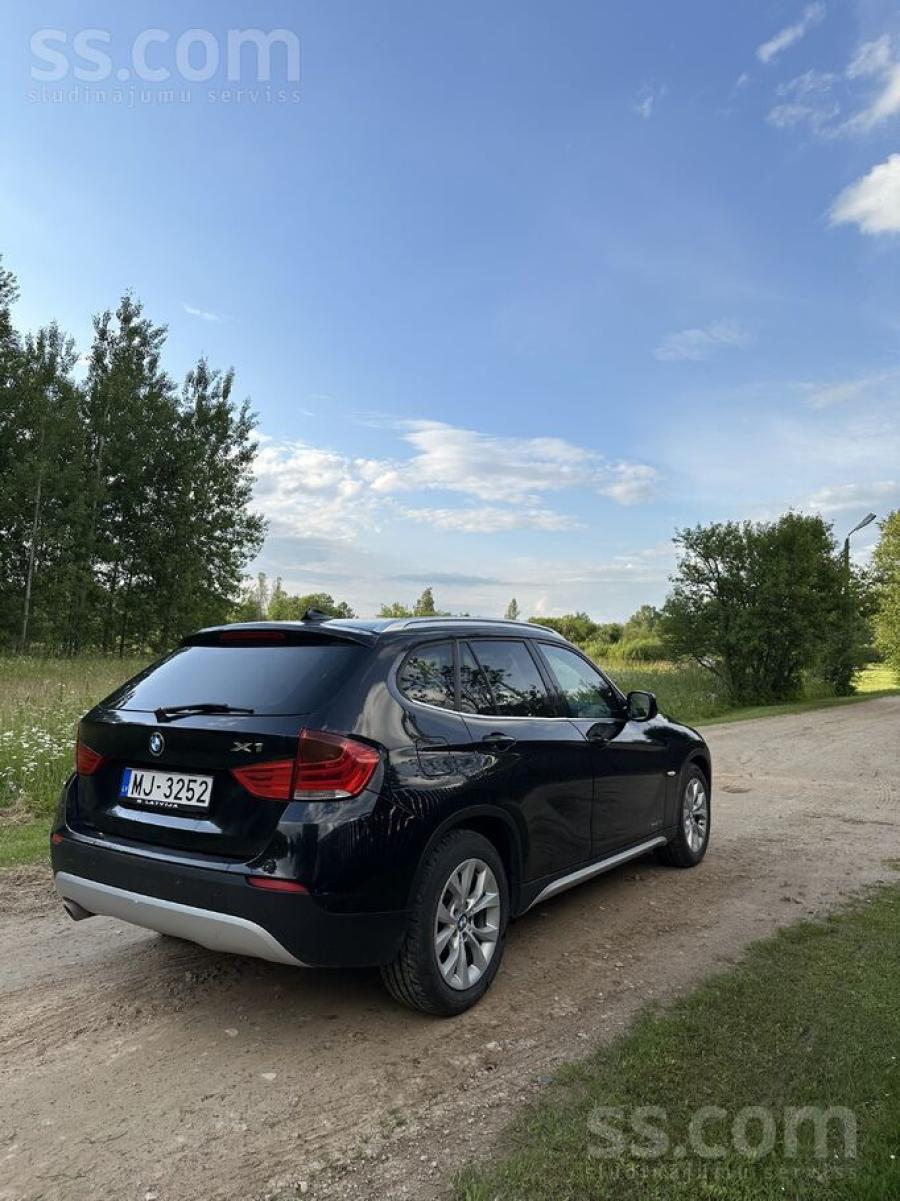 Black BMW X1 2011 in Cesis, with an engine capacity of 2.00 L and mileage of 381 thousand km for 8700 €, photo 5 on AUTOMOTO.COM.LV