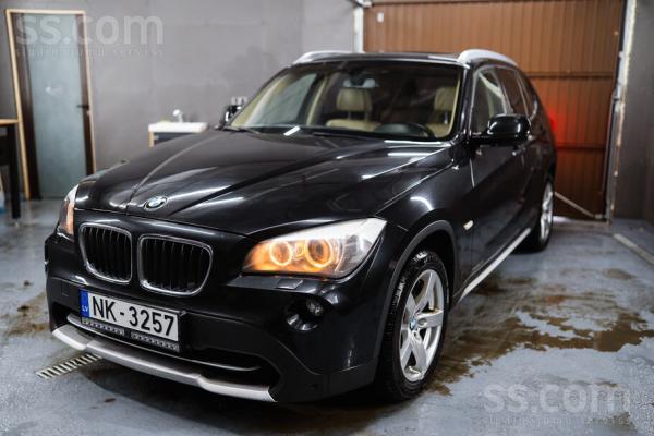 Black BMW X1 2011 in Liepaja, with an engine capacity of 2.00 L and mileage of 256 thousand km for 8200 €, photo 2 on AUTOMOTO.COM.LV