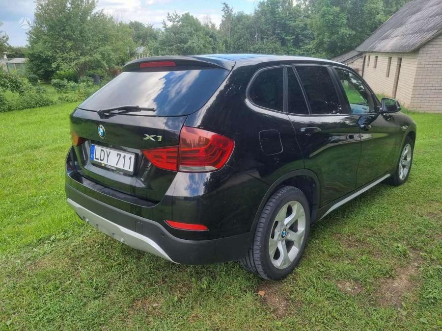 Black BMW X1 2013 in Utena, with an engine capacity of 2.00 L and mileage of 233 thousand km for 6800 €, photo 8 on AUTOMOTO.COM.LV