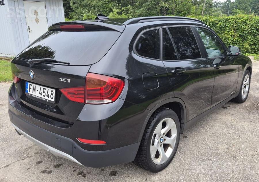 Black BMW X1 2014 in Riga, with an engine capacity of 2.00 L and mileage of 256 thousand km for 9100 €, photo 4 on AUTOMOTO.COM.LV