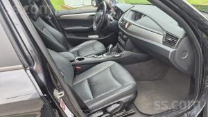 Black BMW X1 2014 in Riga, with an engine capacity of 2.00 L and mileage of 256 thousand km for 9100 €, photo 8 on AUTOMOTO.COM.LV