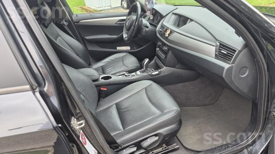 Black BMW X1 2014 in Riga, with an engine capacity of 2.00 L and mileage of 256 thousand km for 9100 €, photo 8 on AUTOMOTO.COM.LV