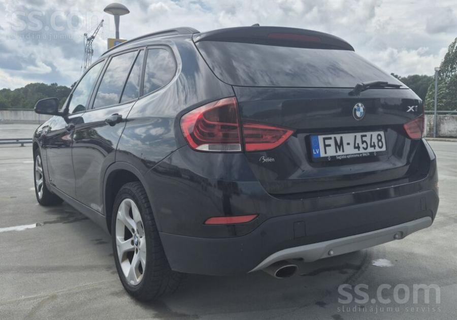 Black BMW X1 2014 in Riga, with an engine capacity of 2.00 L and mileage of 256 thousand km for 8600 €, photo 4 on AUTOMOTO.COM.LV