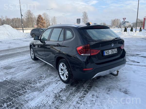 Black BMW X1 2014 in Riga, with an engine capacity of 2.00 L and mileage of 218 thousand km for 8900 €, photo 3 on AUTOMOTO.COM.LV