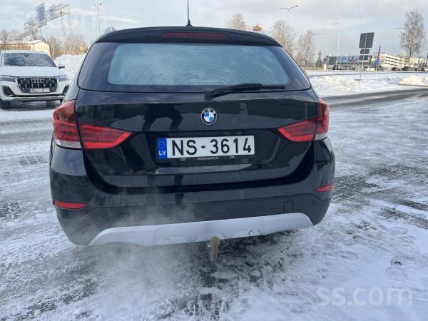 Black BMW X1 2014 in Riga, with an engine capacity of 2.00 L and mileage of 218 thousand km for 8900 €, photo 4 on AUTOMOTO.COM.LV