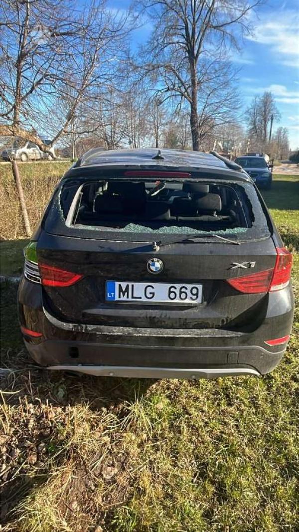 Melns BMW X1 2013 Viļņa, ar dzinēja tilpumu 0.00 L un nobraukumu 174 tūkst. km par 2100 €, foto 3 vietnē AUTOMOTO.COM.LV