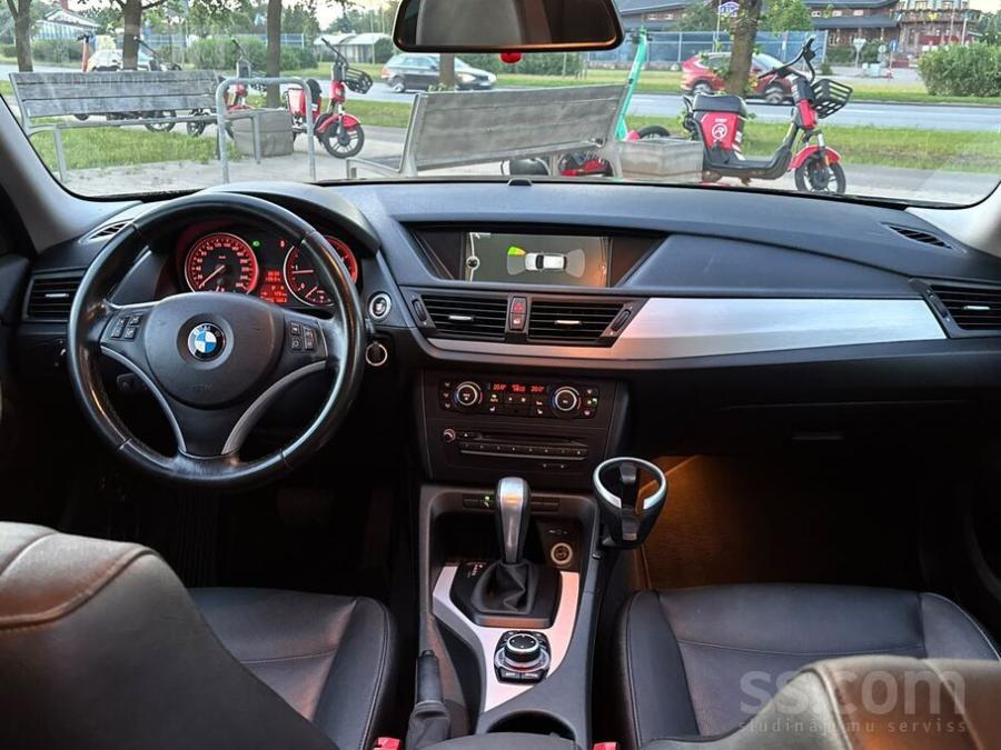 Black BMW X1 2010 in Riga, with an engine capacity of 2.00 L and mileage of 252 thousand km for 6850 €, photo 7 on AUTOMOTO.COM.LV