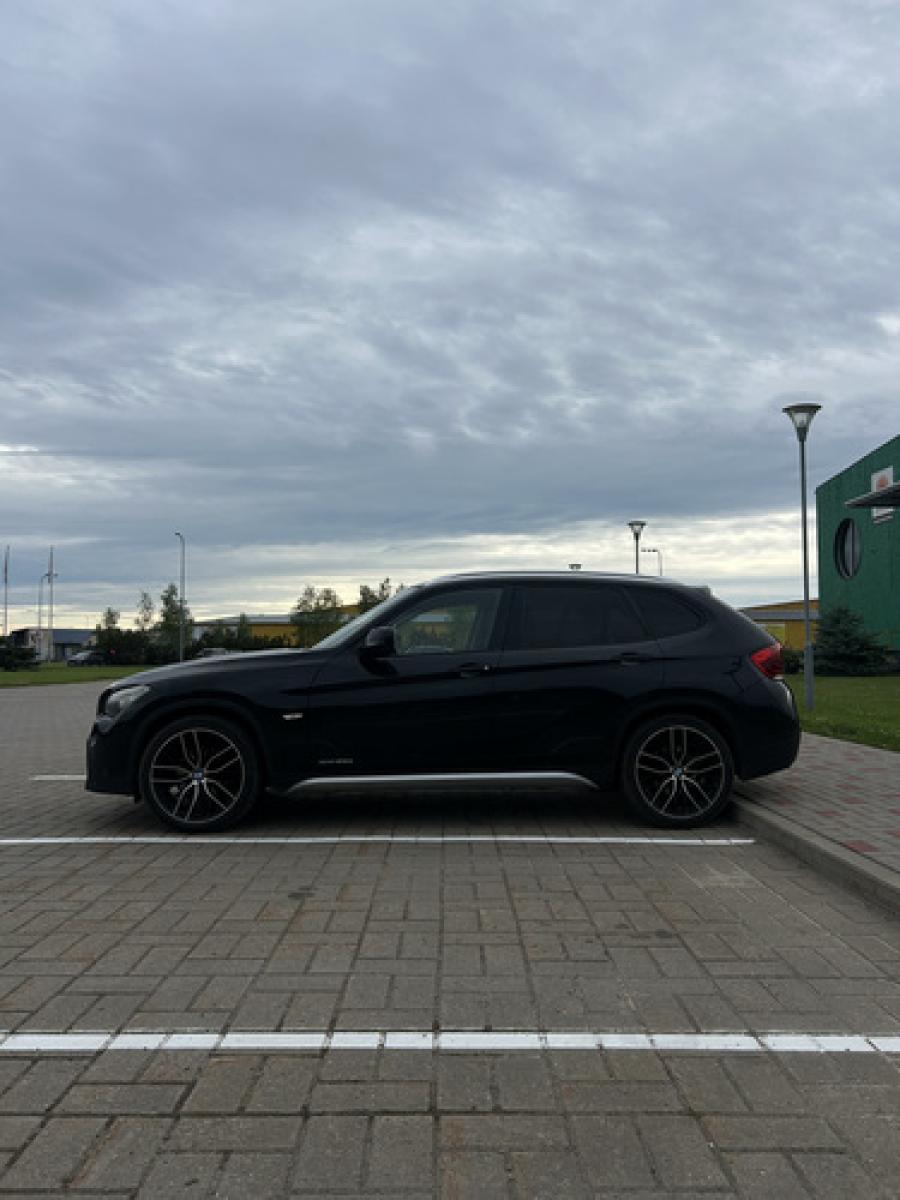 Black BMW X1 2009 in Turi, with an engine capacity of 2.00 L and mileage of 407 thousand km for 4800 €, photo 3 on AUTOMOTO.COM.LV