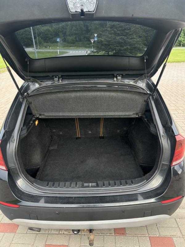 Black BMW X1 2009 in Turi, with an engine capacity of 2.00 L and mileage of 407 thousand km for 4800 €, photo 4 on AUTOMOTO.COM.LV