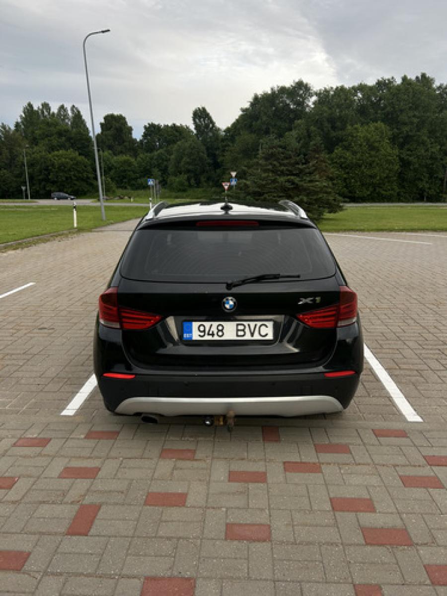 Black BMW X1 2009 in Turi, with an engine capacity of 2.00 L and mileage of 407 thousand km for 4800 €, photo 6 on AUTOMOTO.COM.LV