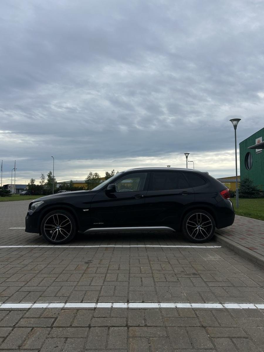 Black BMW X1 2009 in Turi, with an engine capacity of 2.00 L and mileage of 407 thousand km for 4800 €, photo 10 on AUTOMOTO.COM.LV