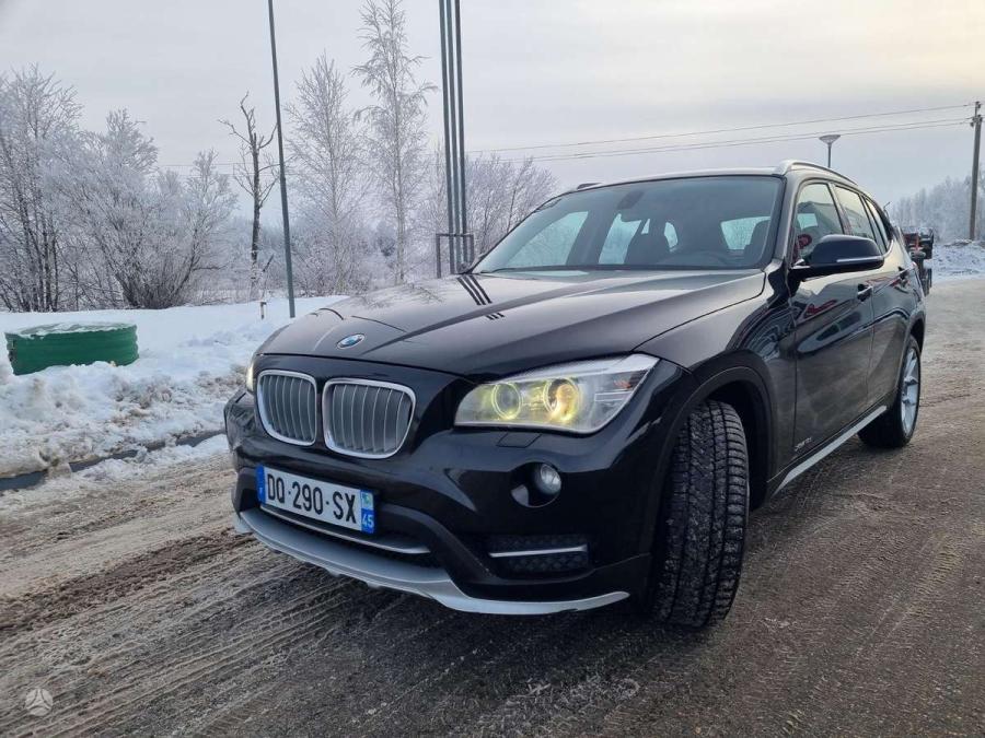 Black BMW X1 2015 in Taurage, with an engine capacity of 2.00 L and mileage of 212 thousand km for 8800 €, photo 1 on AUTOMOTO.COM.LV