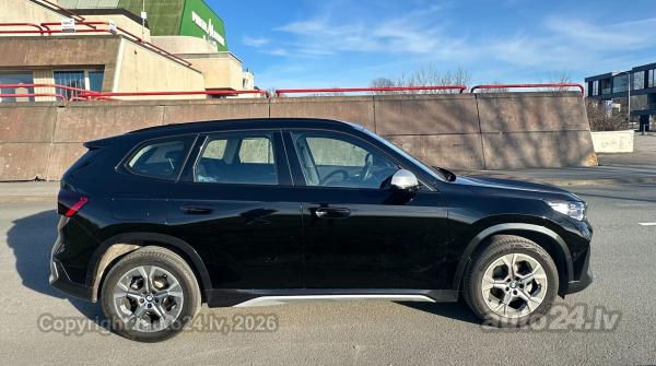 Black BMW X1 2023 in Tallinn, with an engine capacity of 1.50 L and mileage of 40 thousand km for 33350 €, photo 4 on AUTOMOTO.COM.LV